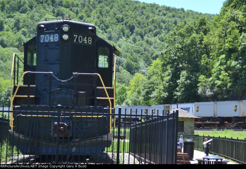 NORFOLK SOUTHERN INTERMODAL PASSING PRR GP9 7048